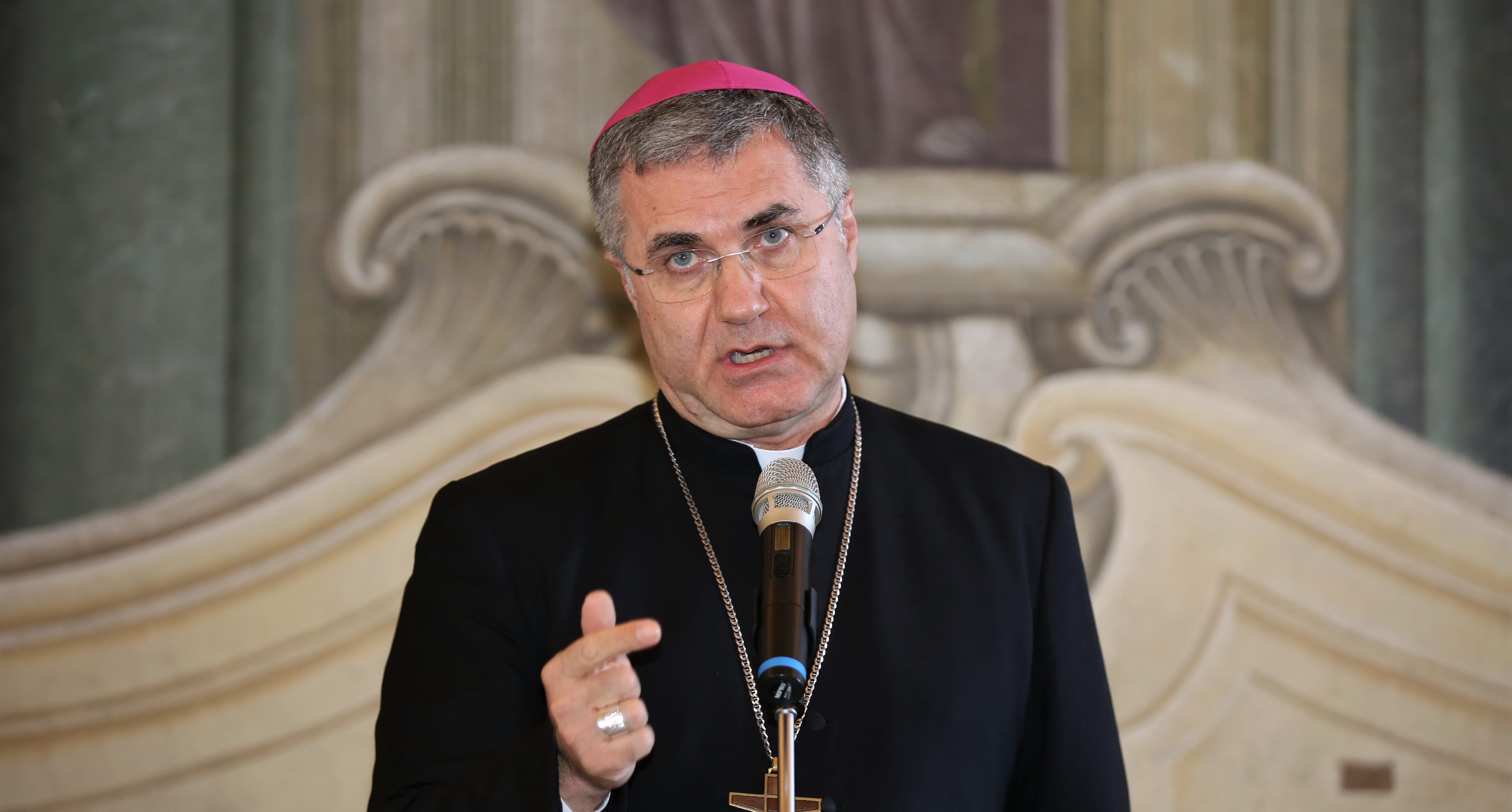 Le Iene danno la caccia a monsignor Lorefice - Buttanissima Sicilia