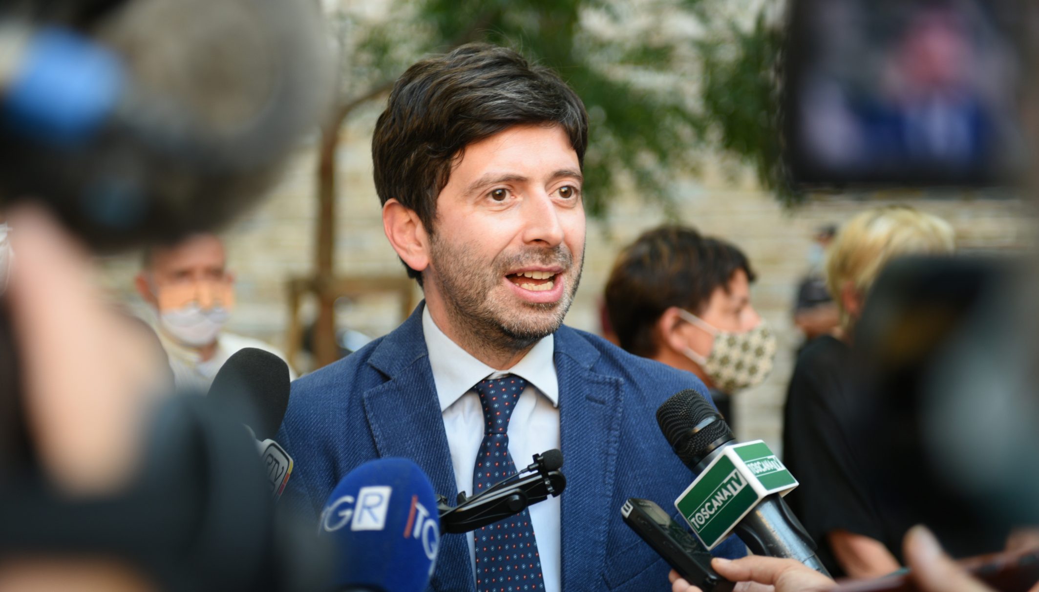Speranza: obbligo di Green pass va esteso ai dipendenti pubblici ...