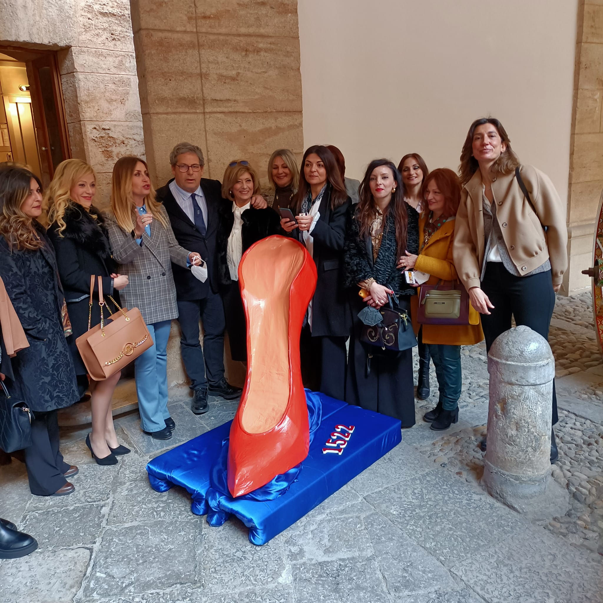 Scarpa rossa a palazzo dei Normanni - Buttanissima Sicilia