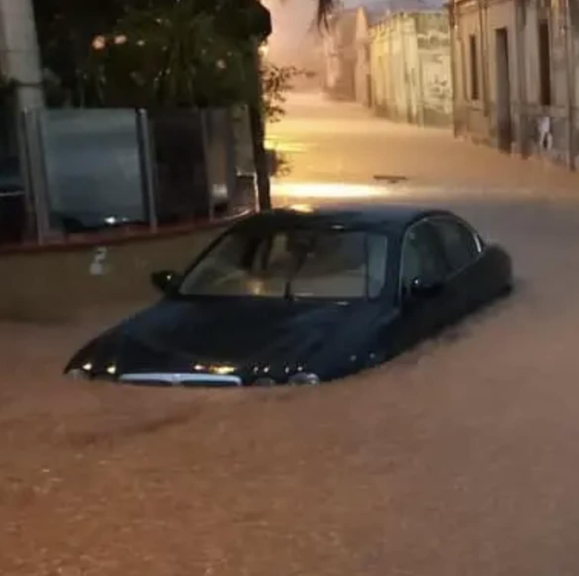 Allagamenti e frane nel Messinese Intere famiglie bloccate in casa ... Allagamenti e frane nel Messinese Intere famiglie bloccate in casa ...