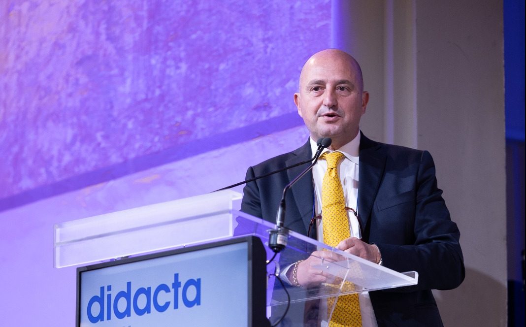 Lascia il burocrate imputato - Buttanissima Sicilia